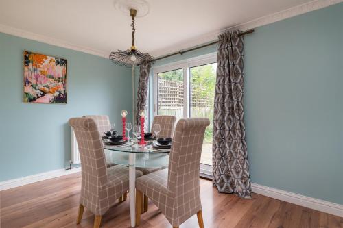 4 Bed House With Free Parking For 4 Vehicles Or 2 Large Vans - Ensuite & Family Bathroom With Additi - Milton Keynes