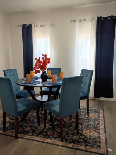 Peaceful Country Stay, Blue Home In Fresno - Fresno, CA