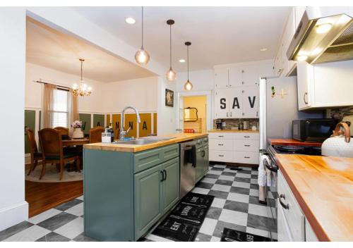 Updated Home Near Starland, River St & Downtown - Arcade Game - Savannah, GA