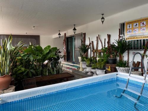 Cozy Mountain Jungle Wood Home With Kid Pool - Kuala Kubu Bharu