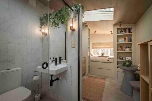 The Nook Guest House - London Luton Airport (LTN)