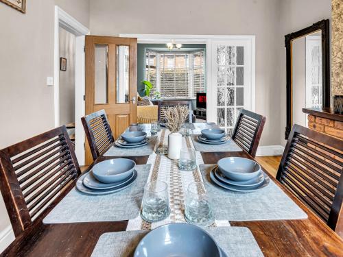 Spacious Stoke Townhouse 3br Near Hospital & M6 With Parking - Stoke-on-Trent