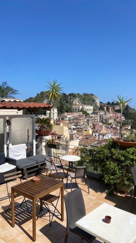 "Little Sicilian Home"-room With A Private Bathroom & Kitchen -Fridge - And Shared A Beautiful Terra - Taormina