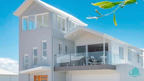 Beachside Oasis - Caves Beach