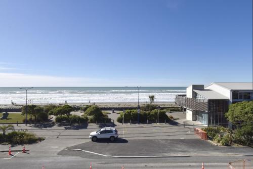Beachfront Stay With Balcony And Ocean Views - Christchurch
