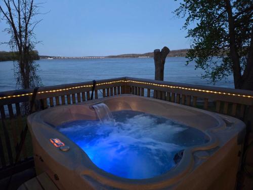 Private Riverfront Escape With Hot Tub, Fire Pit & Wildlife Views - Davenport, IA