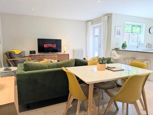 York Stay Stylish 2-bedroom House, Parking - York