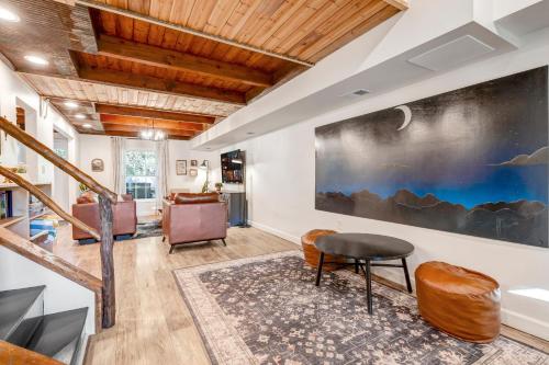 Balcony-bbq-firepit-fence-king-full Kitchen-pets - Purcellville, VA