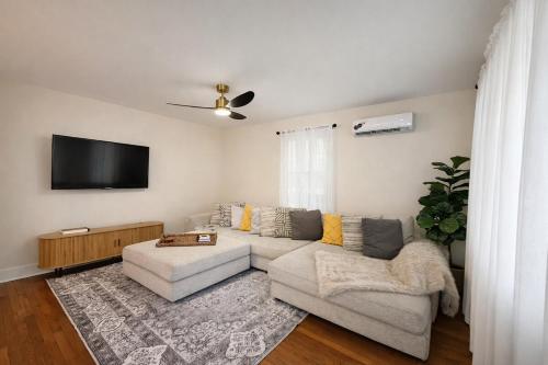 Spacious 2 Br With Hottub Close To Downtown And Beach - Palm Beach, FL