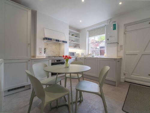 City Centre Cottage In Canterbury Courtyard Garden With Cathedral Views - Canterbury City Wall