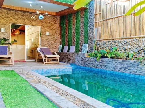 Charming House With Private Pool - Bacólod