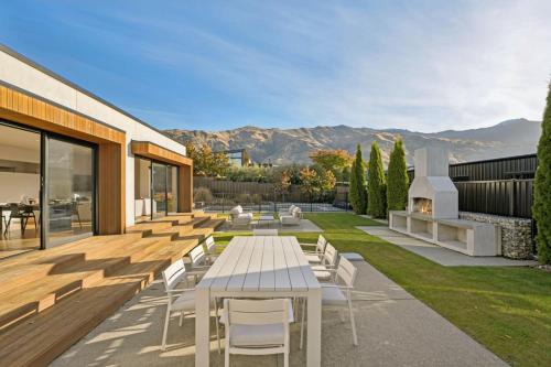 Sapphire Spring Retreat | Swimming Pool, Outdoor Fireplace! - 와나카