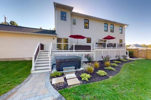 Renovated, Dog-friendly Home With Private Pool, Hot Tub & Stunning Backyard - Pasadena, MD