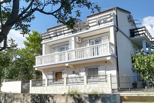 Apartments With Parking Space Novi Vinodolski - 15292 - Novi Vinodolski