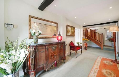 Villa Sleeps 17 Historic Heritage 20mins Away From Baker Street Hot Tub Available - London, UK