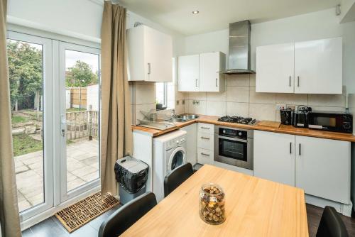 Lovely 3 Bedroom House With Garden Parfield - Aéroport de Londres Heathrow (LHR)