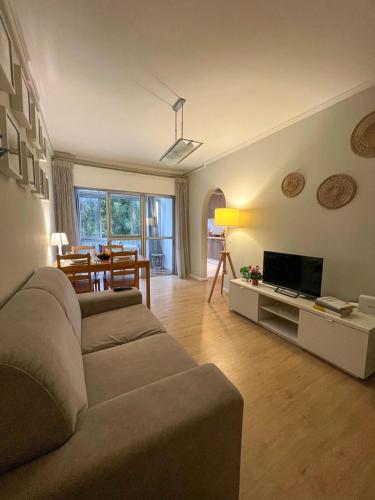 2br Estoril Apartment - Near Estoril Beach & Cascais - Sleeps 4 - Estoril