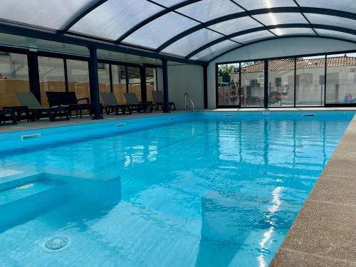 Spacious Bungalow With Heated Pool And Jacuzzi - La Tremblade