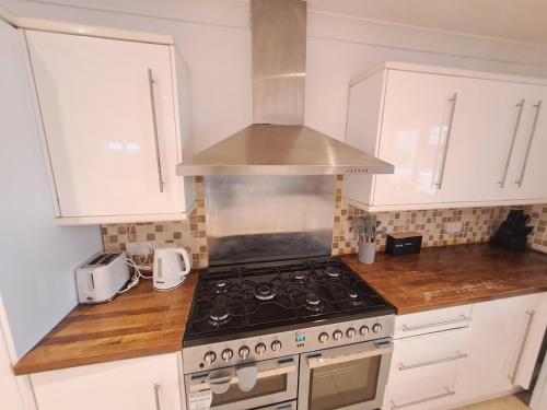 Leafy 5 Bedroom Brentwood House With Parking - Brentwood