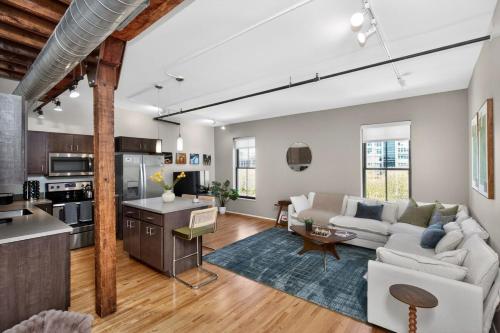Top-floor Loft , Downtown Views, Free Parking - Des Moines
