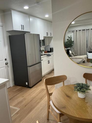 Chic East La Retreat 2 Bedroom-sleeps 6-near Dtla-car Rental Service On Property - Montebello, CA