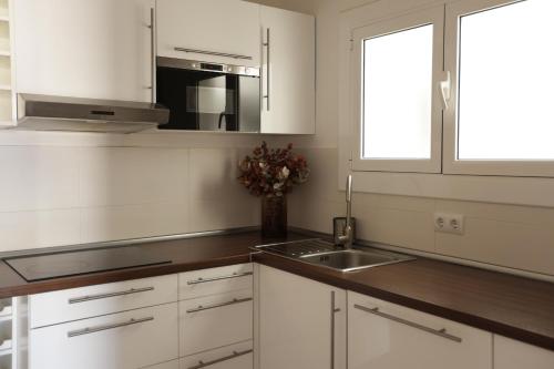 Spacious Modern Apartment In A Beautiful Area - 