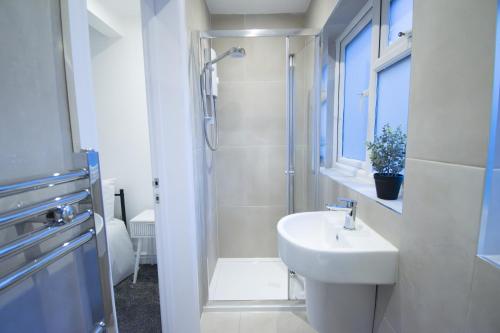 Luxury 4-bed Terrace - 5 Mins From Reading Station - Reading