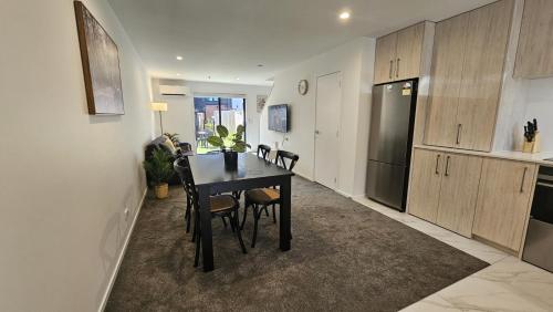 Family Friendly 2br Townhouse With Fenced Yard - Auckland