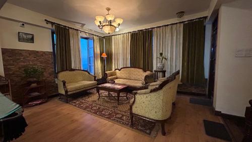 Lloyd's Vintage Home - Bhowali