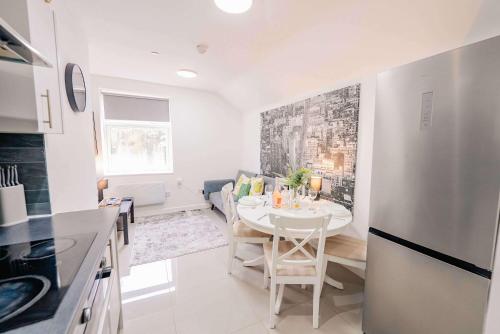 Town Centre Gem Bright And Spacious 3-bed - Cardiff
