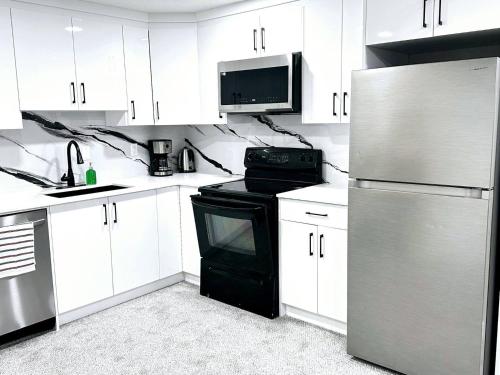 Private, Cozy, Luxury, Spacious One Bedroom Suite - Airdrie