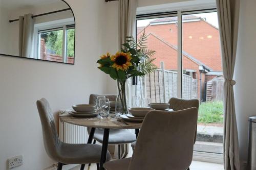 Central 3-bed Home, Parking Garden, Milton Keynes - Milton Keynes
