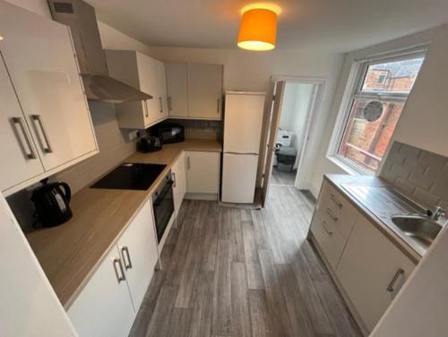 Large 8 Person 4 Bedroom And 2 Bathroom Mega House! - Hull