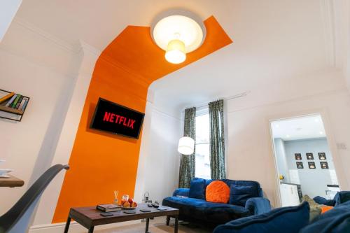 Stylish 3 Bedroom House Sleeps 6, 6 Minutes From Leicester City Centre, Free Parking & Wi-fi, Perfec - Leicester