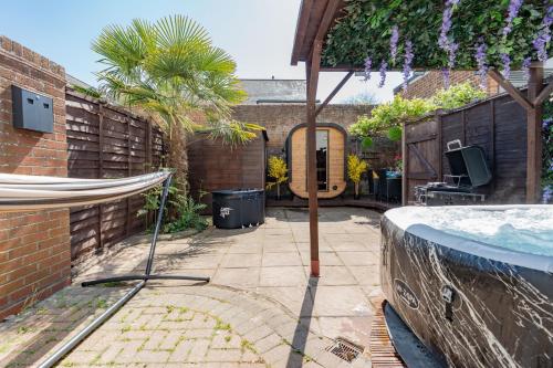 Open Mind Property- Hot Tub, Sauna & Free Parking - Portsmouth