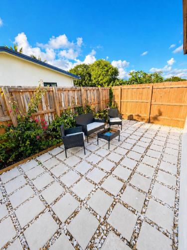 Private Minimalist Studio With Patio And Parking - Pompano Beach, FL