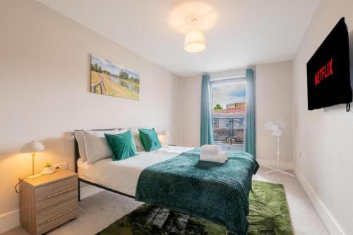 Large Balcony Flat Near Windsor Heathrow & Station - Slough