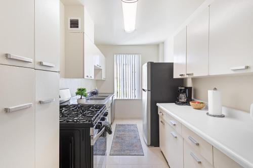 Walk To The Grove - Spacious 2br 2ba Parking - Los Angeles