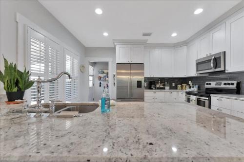 Rivercrest Bungalow Retreat - Tampa Airport (TPA)