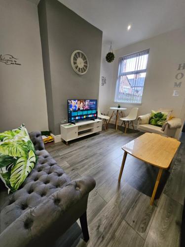 By The Joyous Stays - House With Home Comforts - Stoke-on-Trent