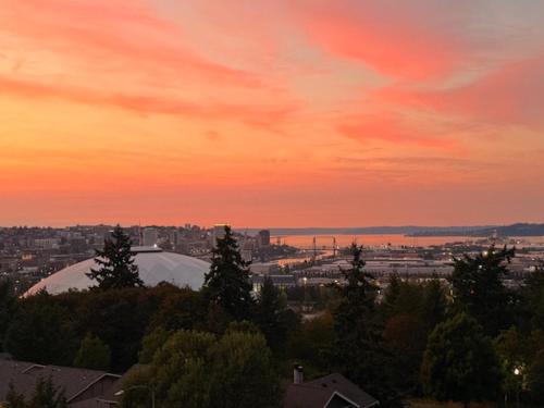 Top Floor Corner Condo With Unreal Views Of Commencement Bay Dt Tacoma Skyline - 塔科馬