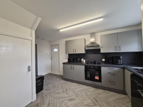 Spacious 3 Bedroom House With Large Drive - Dundee