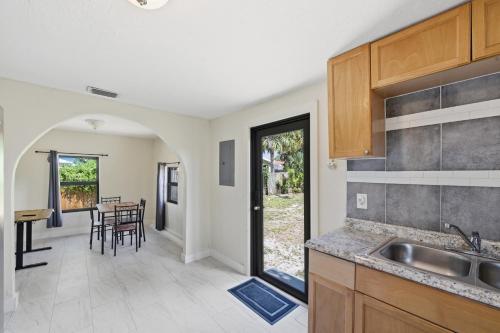3 Bedrooms 1 Bathroom Entire Beach Side House - Riviera Beach