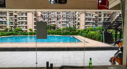 Family Friendly 2bhk - A1 Homestay At Crossings Republic - Ghaziabad