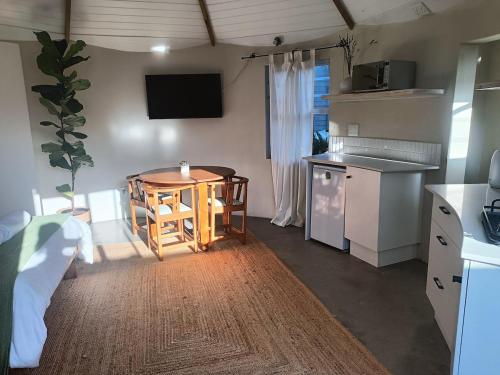 Unique, Cozy Rondavel 200m From The Sea - Hermanus