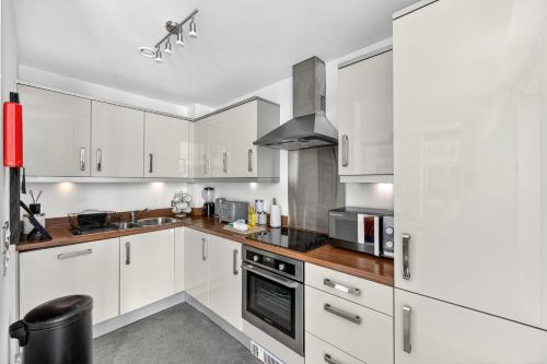 Beautiful Flat @ The Hub • City Centre • Free Parking • Sky Tv • Fast Wifi • Yoko Property - Milton Keynes