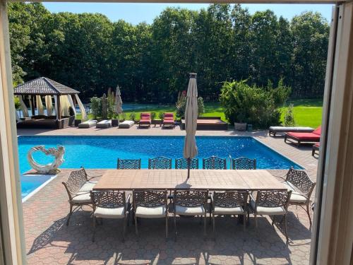 Hamptons 9bd Mega Compound W Pool Tennis Bball Nightclub - East Hampton, NY