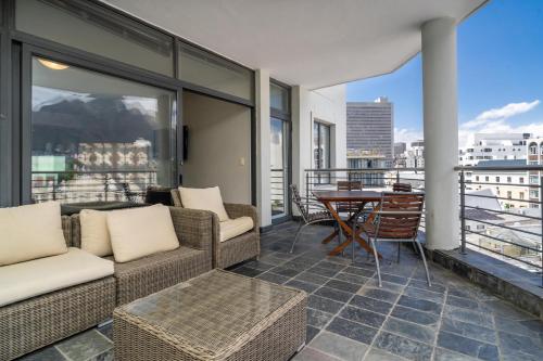 2 Bedroom - Nightlife Explorer - Cape Town