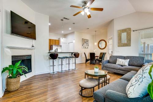 Modern Home Near Dfw: Work, Play + Relax! - Midlothian, TX