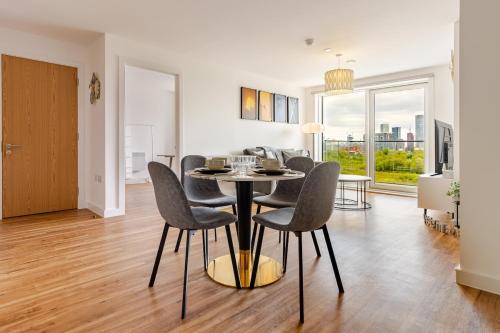2br Near Old Trafford Balcony, Water View ,Parking&gym - Salford
